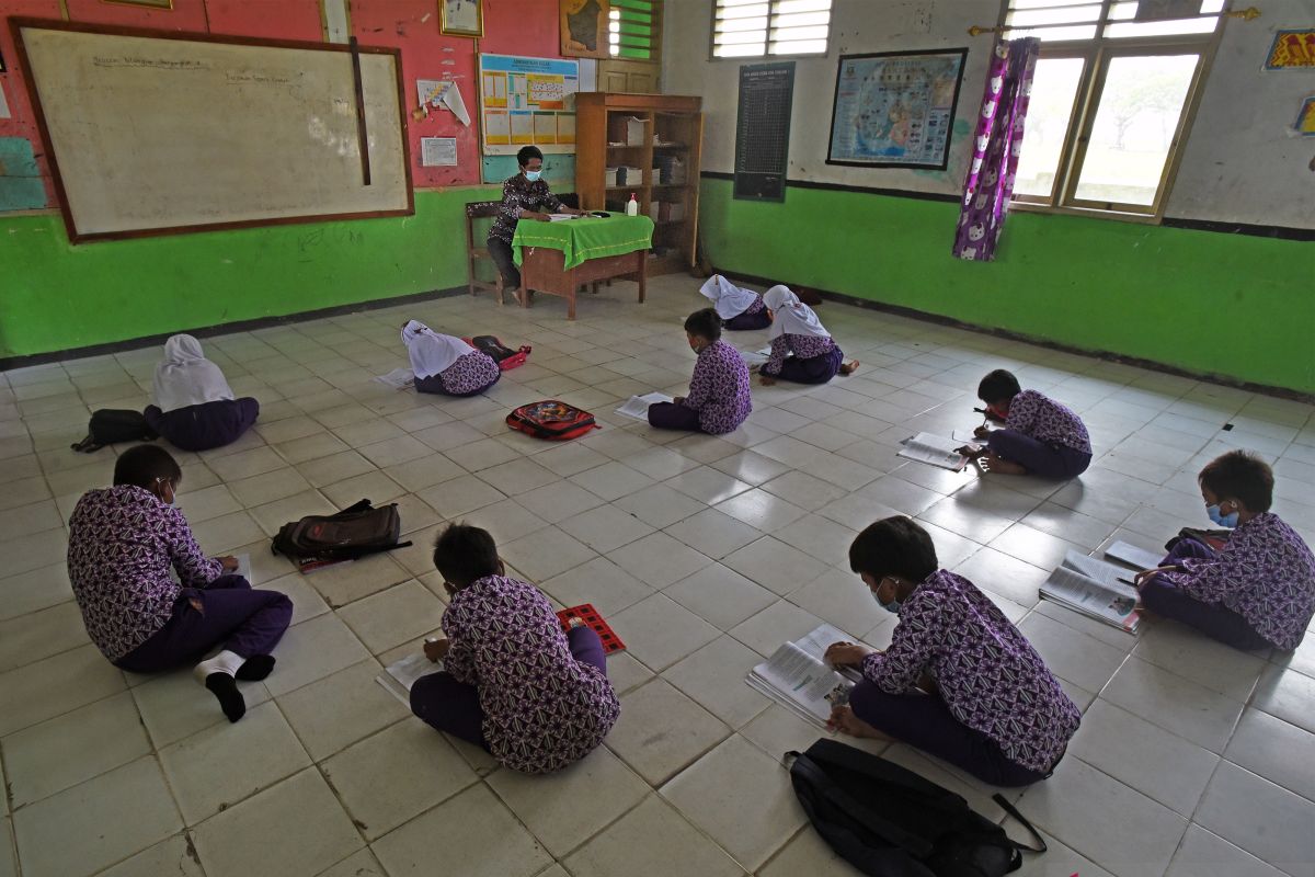 Siswa belajar di lantai akibat bangku sekolah lapuk - ANTARA News