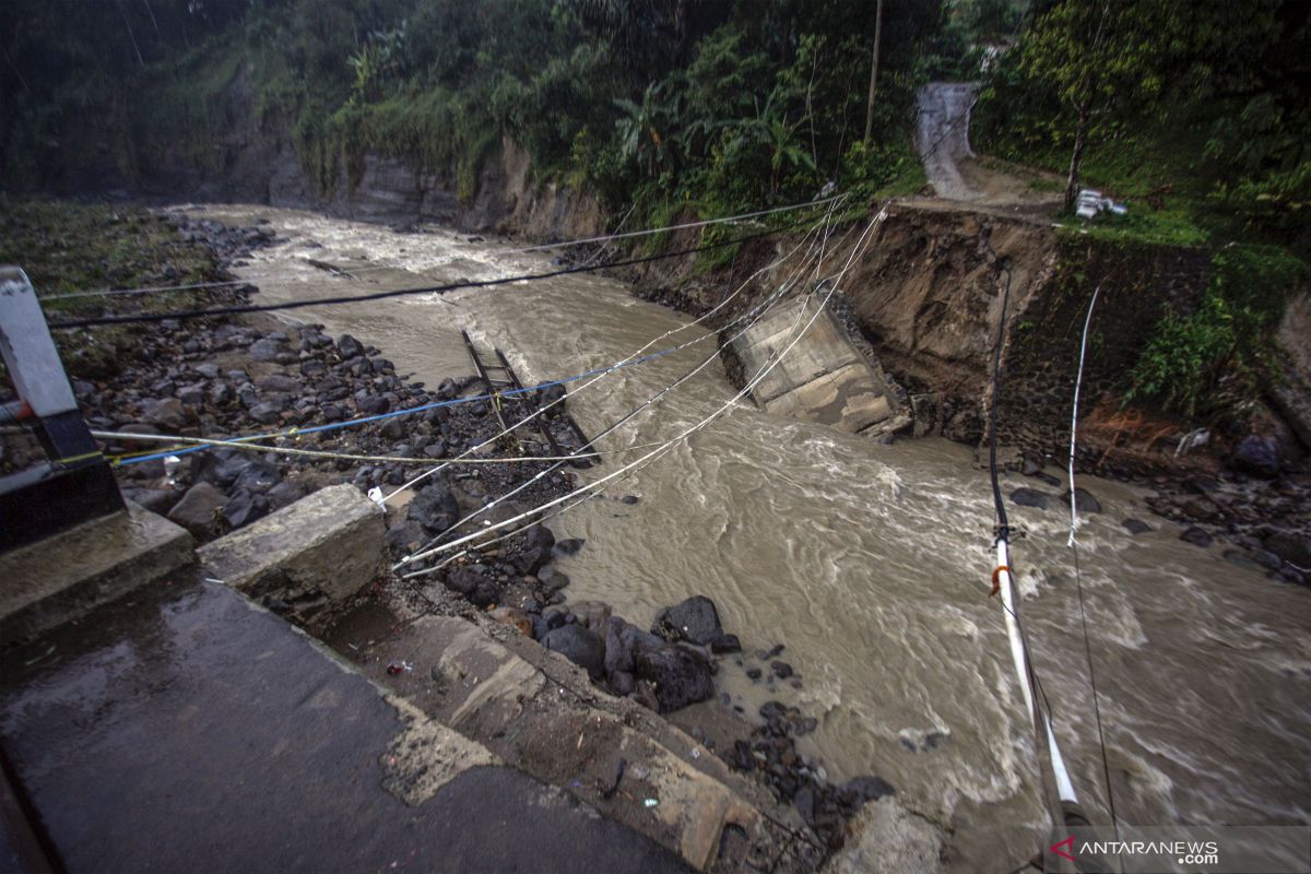 Jembatan terputus akibat diterjang banjir bandang - ANTARA News
