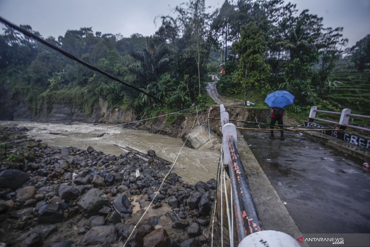Jembatan terputus akibat diterjang banjir bandang - ANTARA News