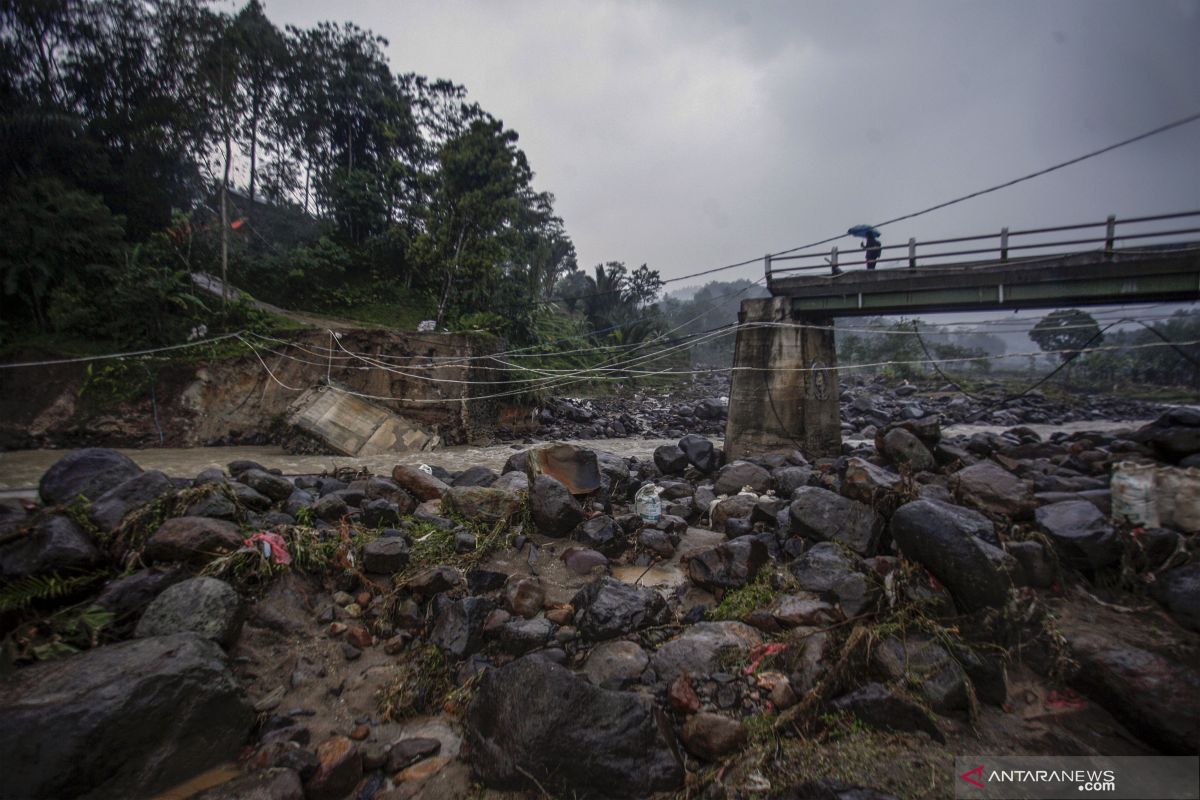 Jembatan terputus akibat diterjang banjir bandang - ANTARA News