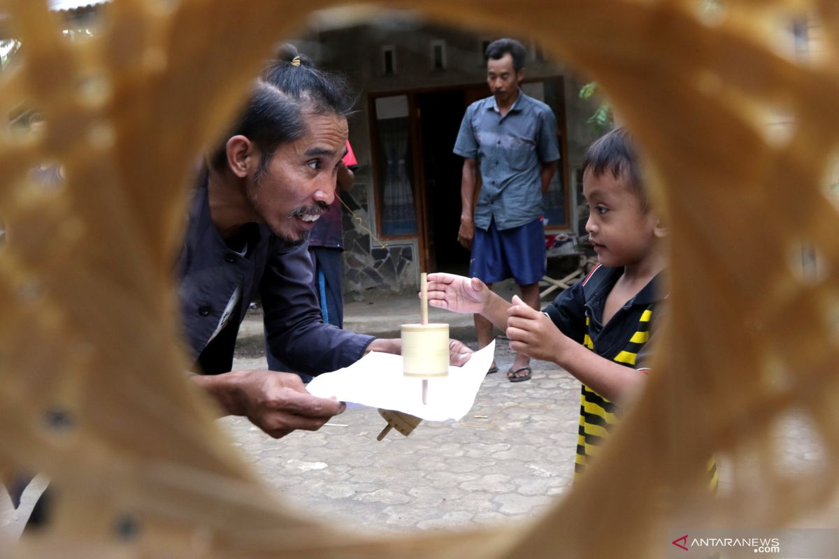Cegah kecanduan gawai, anak-anak dikenalkan permainan gasing bambu ...
