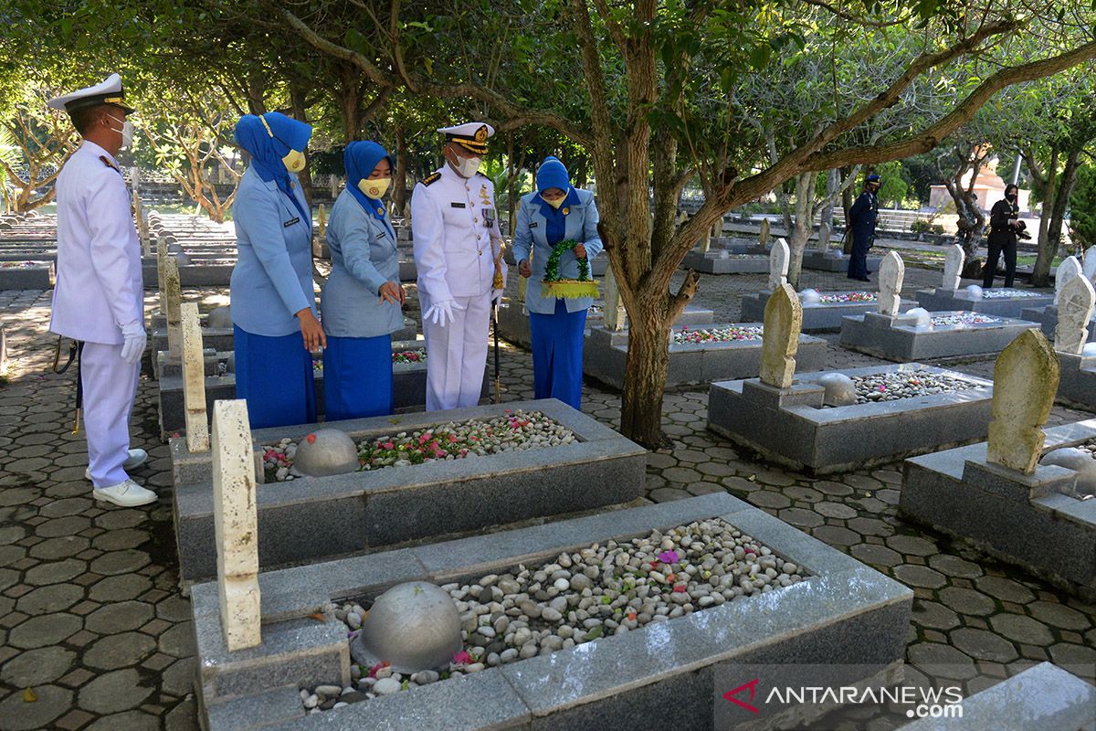 Tabur Bunga Makam Pahlawan Terapkan Prokes - ANTARA News Aceh