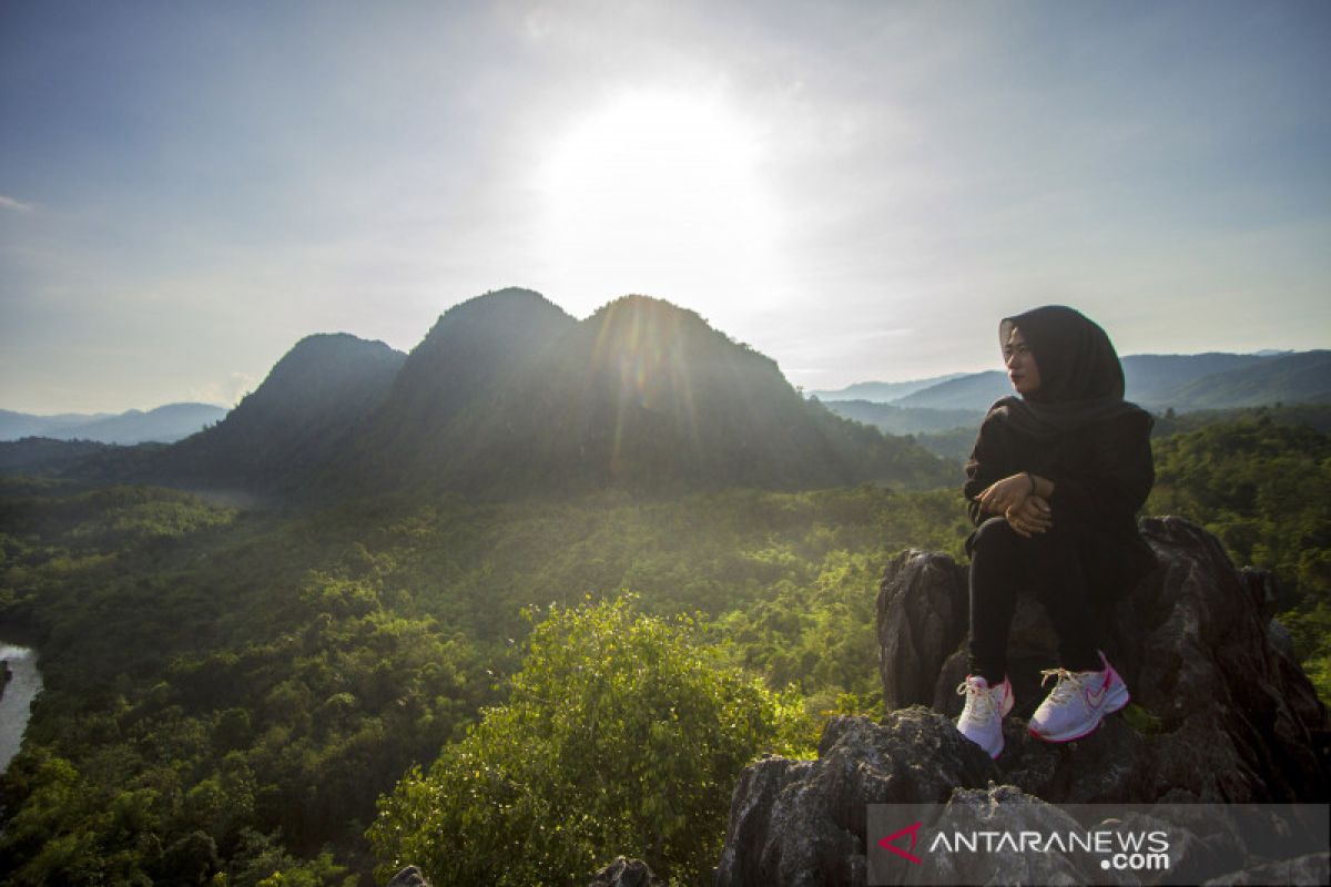 Berwisata di Bukit Batu Langara kawasan Geopark Meratus - ANTARA News