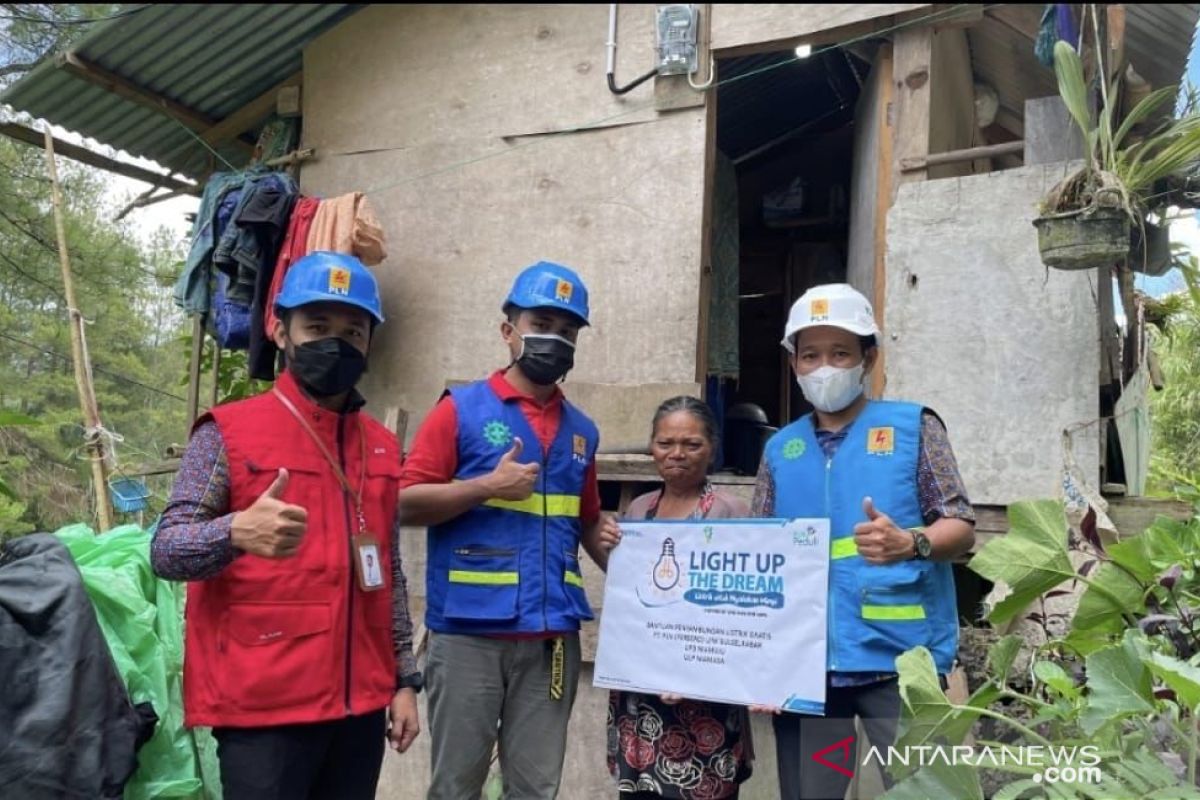Donasi pegawai PLN wujudkan mimpi 1.629 keluarga dapatkan listrik - ANTARA Sumbar