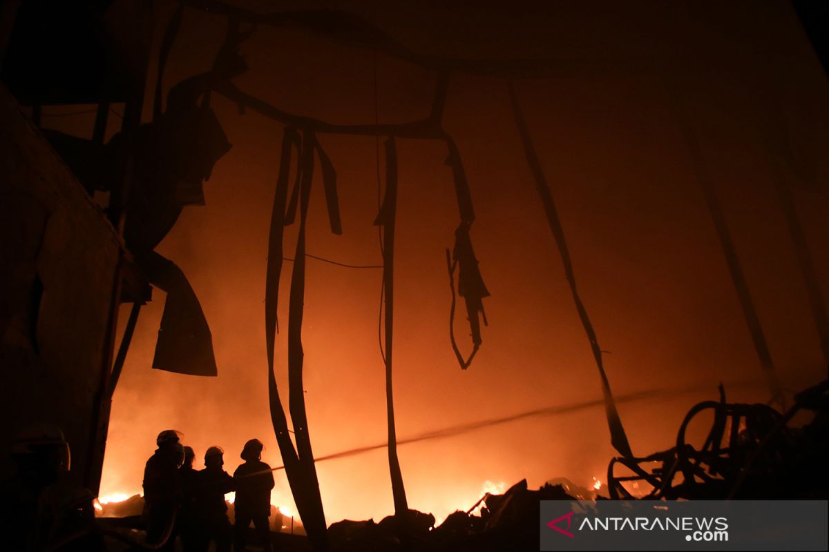 Kebakaran pabrik korek api di Tangerang - ANTARA News