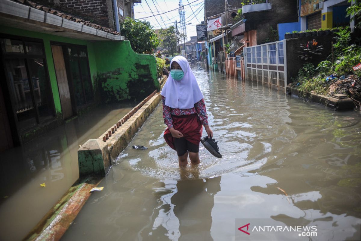 Banjir luapan sungai Citarum di Dayeuhkolot - ANTARA News