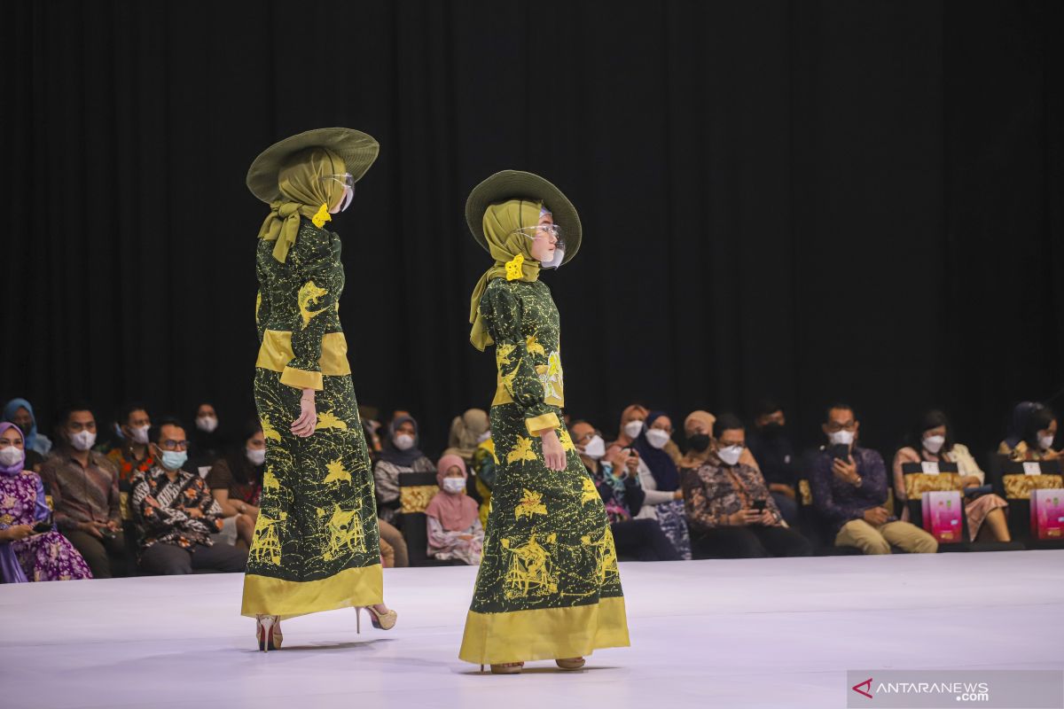 Desainer lokal jadi bintang di Batam Batik Fashion Week 2021 - ANTARA News