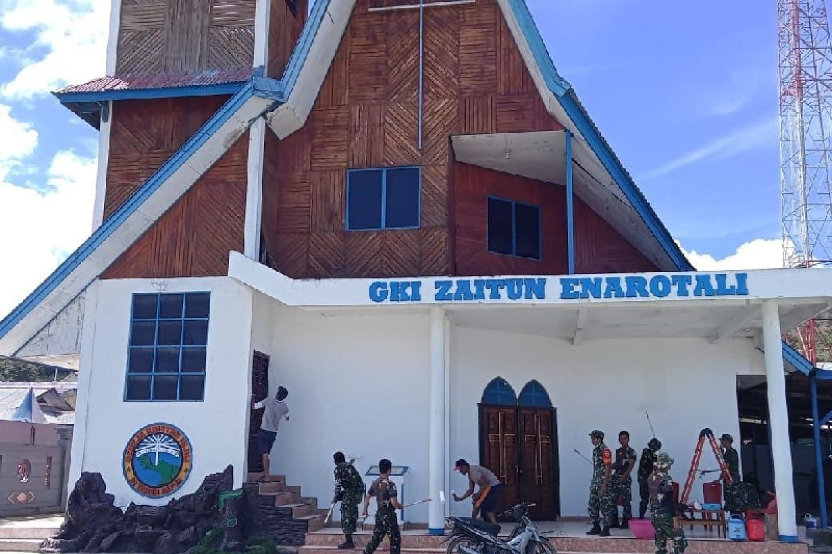 TNI karya bakti mengecat gereja di Enarotali Paniai Papua - ANTARA News ...