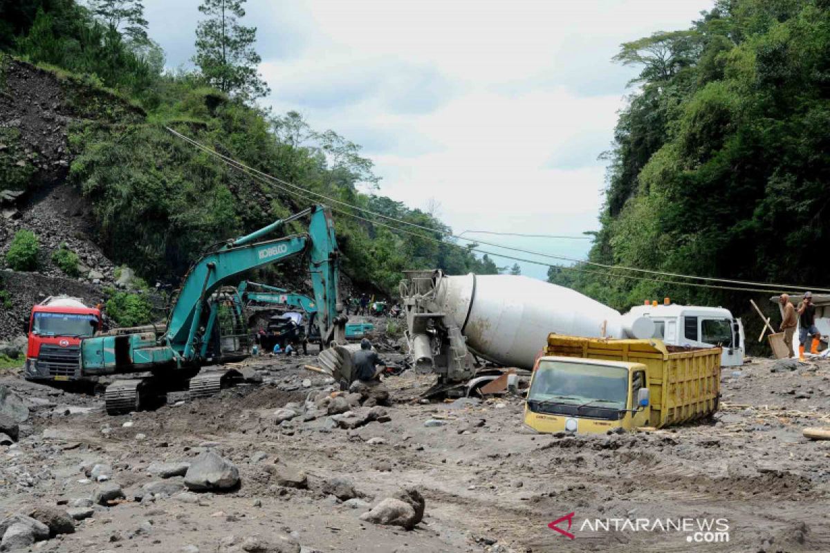 Lahar hujan timbun empat truk di aliran sungai lereng Gunung Merapi ...