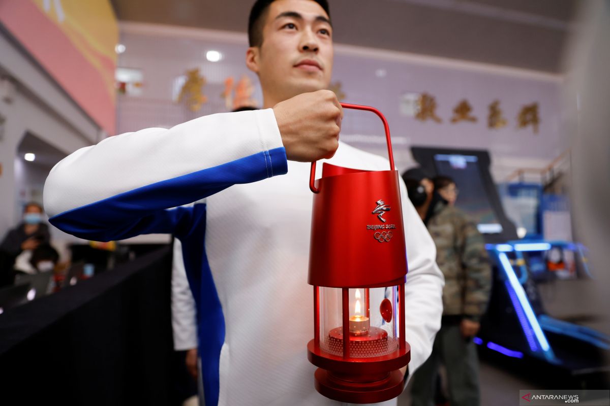 Api untuk obor Olimpiade Musim Dingin Beijing diperlihatkan ke publik ...