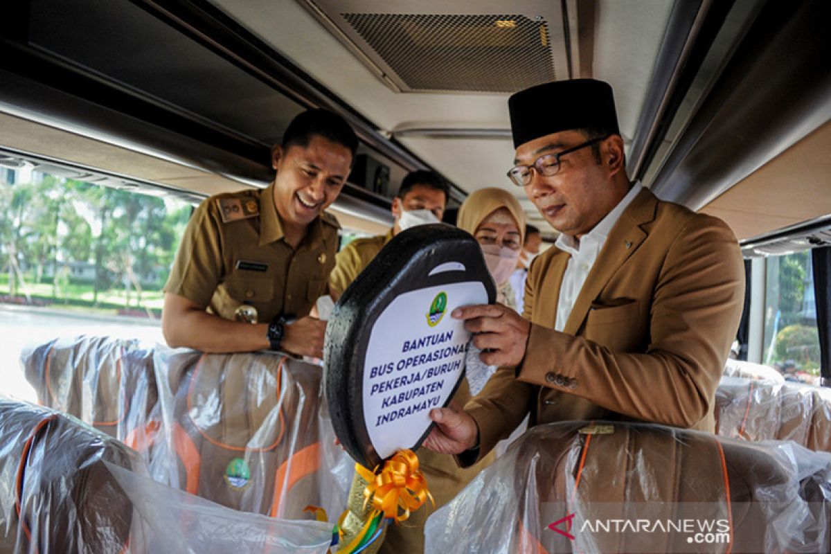 Penyerahan bus karyawan oleh Gubernur Jawa Barat - ANTARA News Jawa Barat