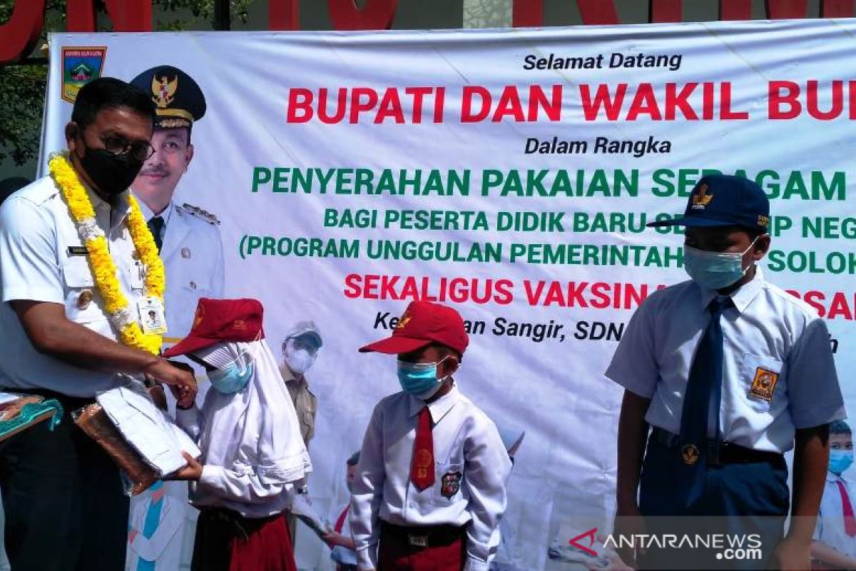 Program seragam gratis bagi pelajar Solok Selatan akan berlangsung hingga 2024 - ANTARA Sumbar