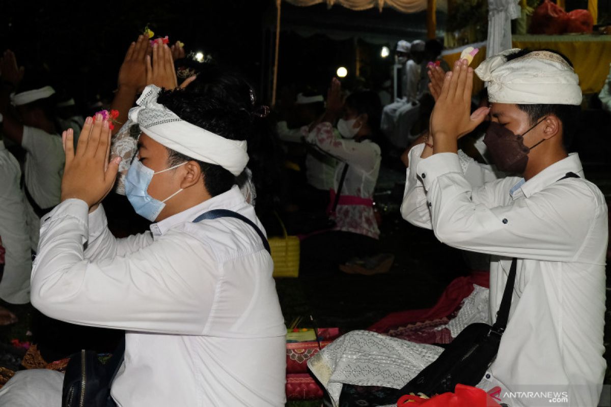 Persembahyangan Hari Suci Siwaratri di Bali - ANTARA News