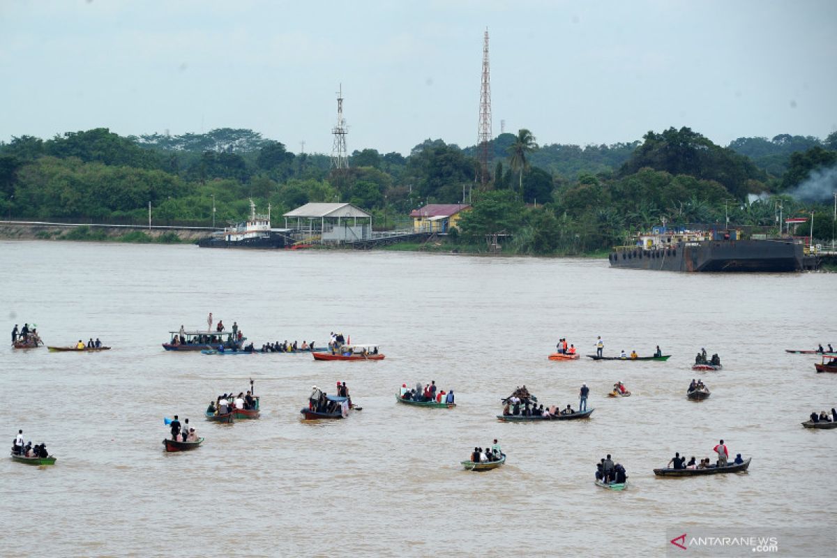 Pacu perahu di Sungai Batanghari - ANTARA News
