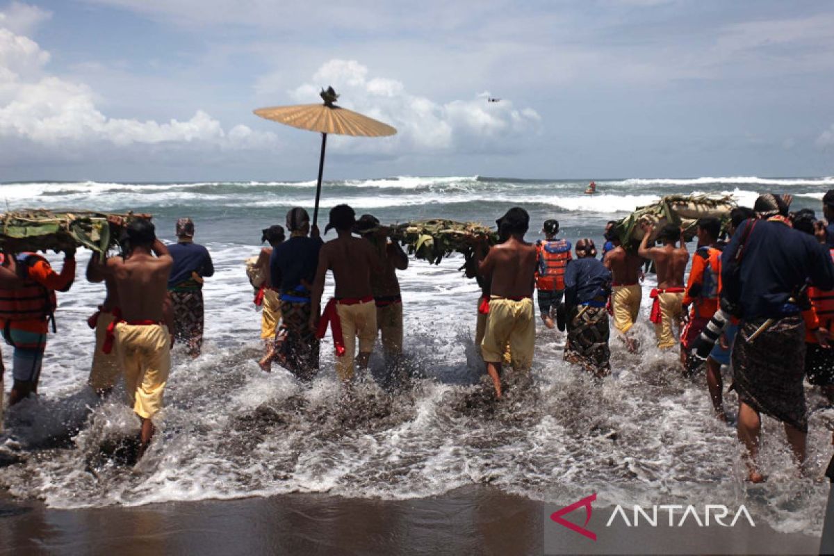 Ritual Labuhan di Pantai Parangkusumo Yogyakarta - ANTARA News