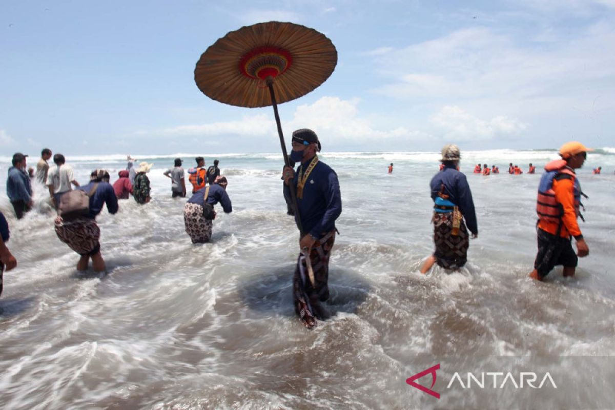 Ritual Labuhan di Pantai Parangkusumo Yogyakarta - ANTARA News