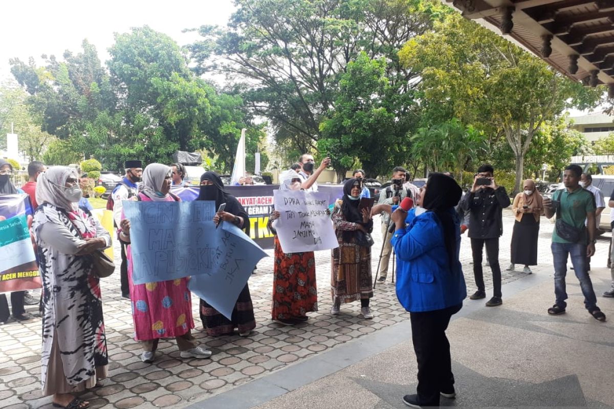 Geruduk DPRA, GERAM tuntut program JKA berlanjut - ANTARA News Aceh