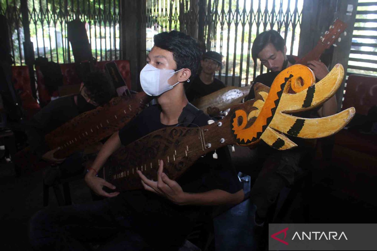 Berlatih bermain gitar tradisional Suku Dayak - ANTARA News