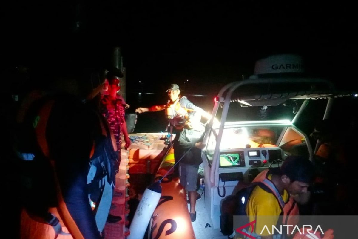 Basarnas Kendari evakuasi 12 penumpang kapal mati mesin di perairan Wakatobi - ANTARA News ...