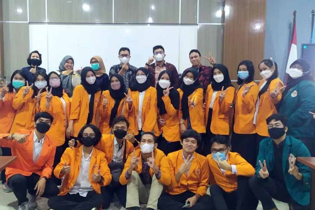 Laura Layne Sinipete juarai National University Debating Competition ...