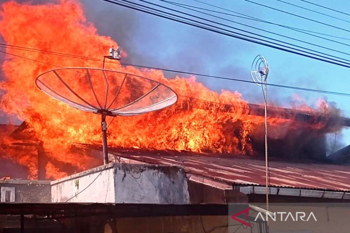 Kebakaran di kawasan padat penduduk, empat petak rumah habis terbakar - ANTARA Sumbar