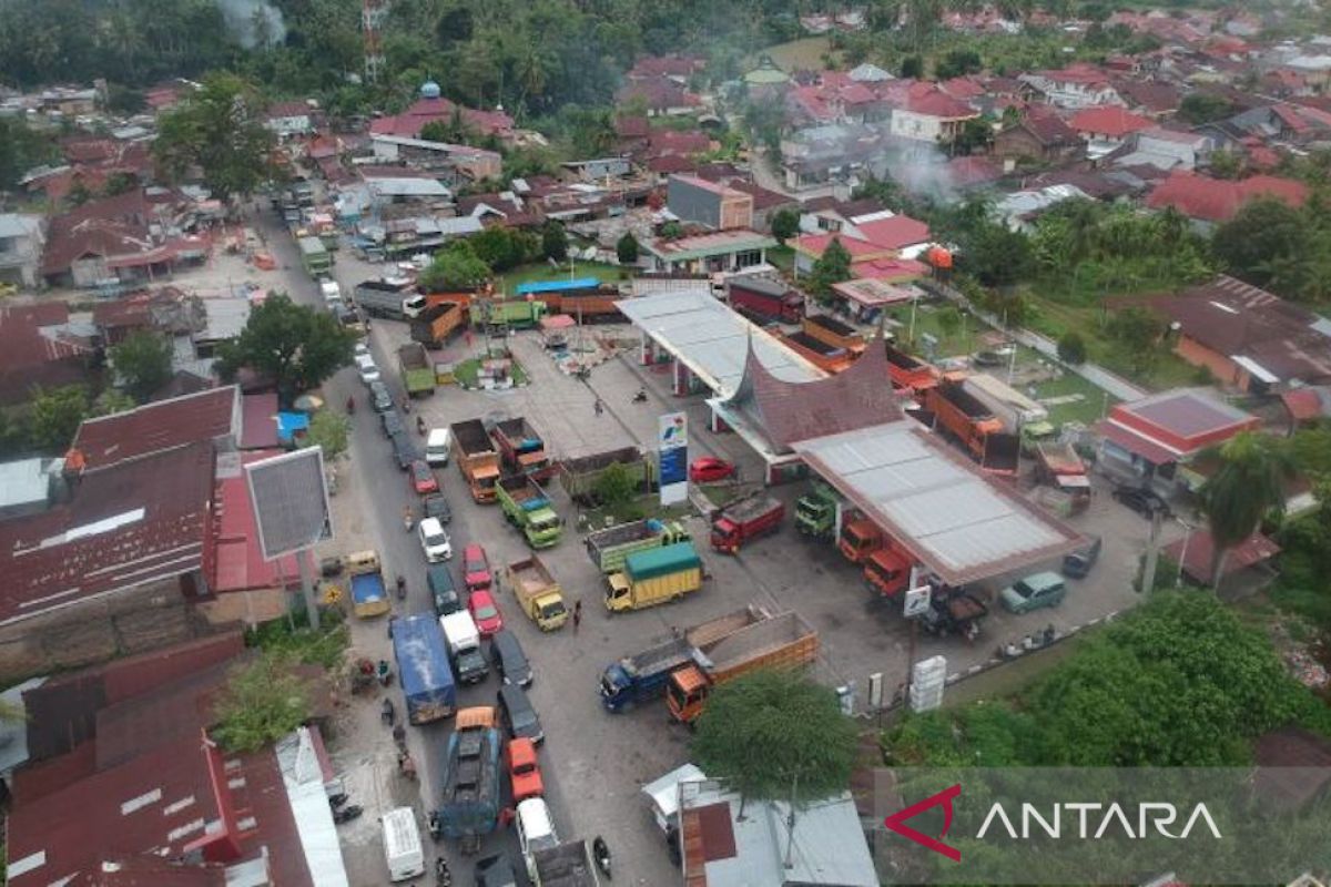 Cegah kemacetan, penjualan solar di Padang hanya di malam hari - ANTARA ...