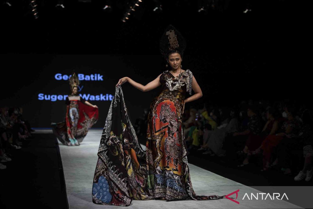 Busana Gee Batik karya Sugeng Waskito di IFW 2022 - ANTARA News