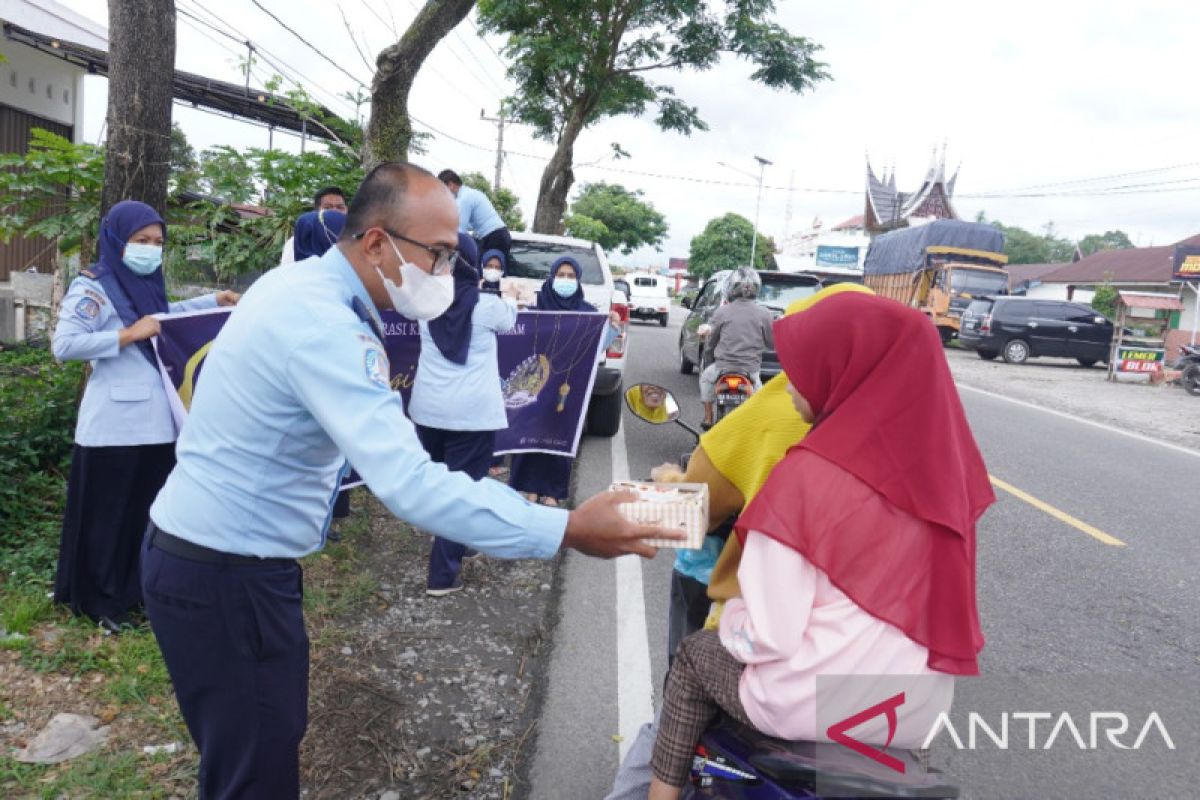 Kumham berbagi, Kantor Imigrasi Agam bagikan takjil gratis - ANTARA Sumbar