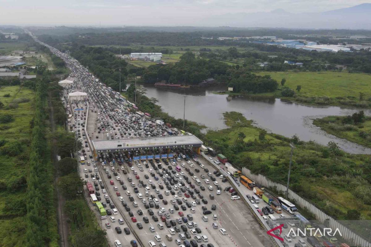 Ribuan kendaraan melintasi Gerbang Tol Cikampek Utama menuju ke Cipali - ANTARA News