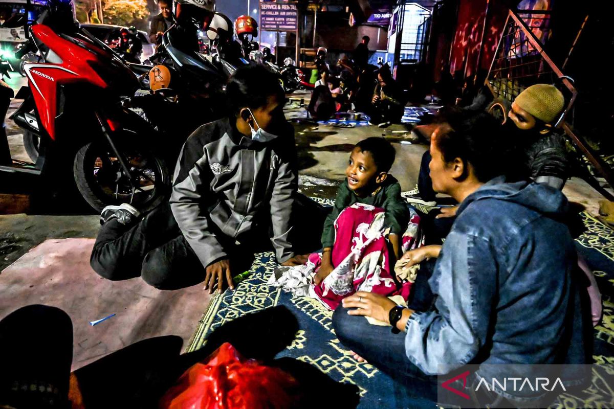 Warung musiman kembali menjamur di jalur mudik motor - ANTARA News Warung musiman kembali menjamur di jalur mudik motor - ANTARA News
