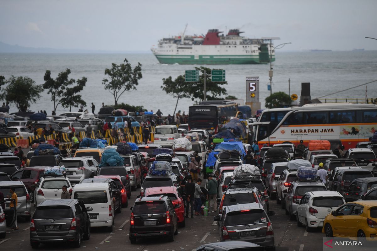 Puncak arus mudik Pelabuhan Merak - ANTARA News