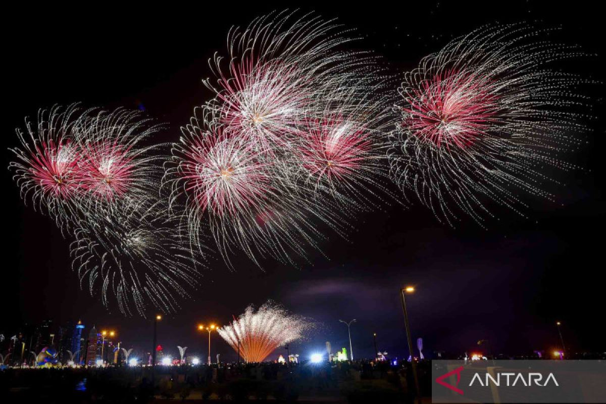 Pesta kembang api digelar untuk rayakan Idul Fitri di Doha, Qatar ...