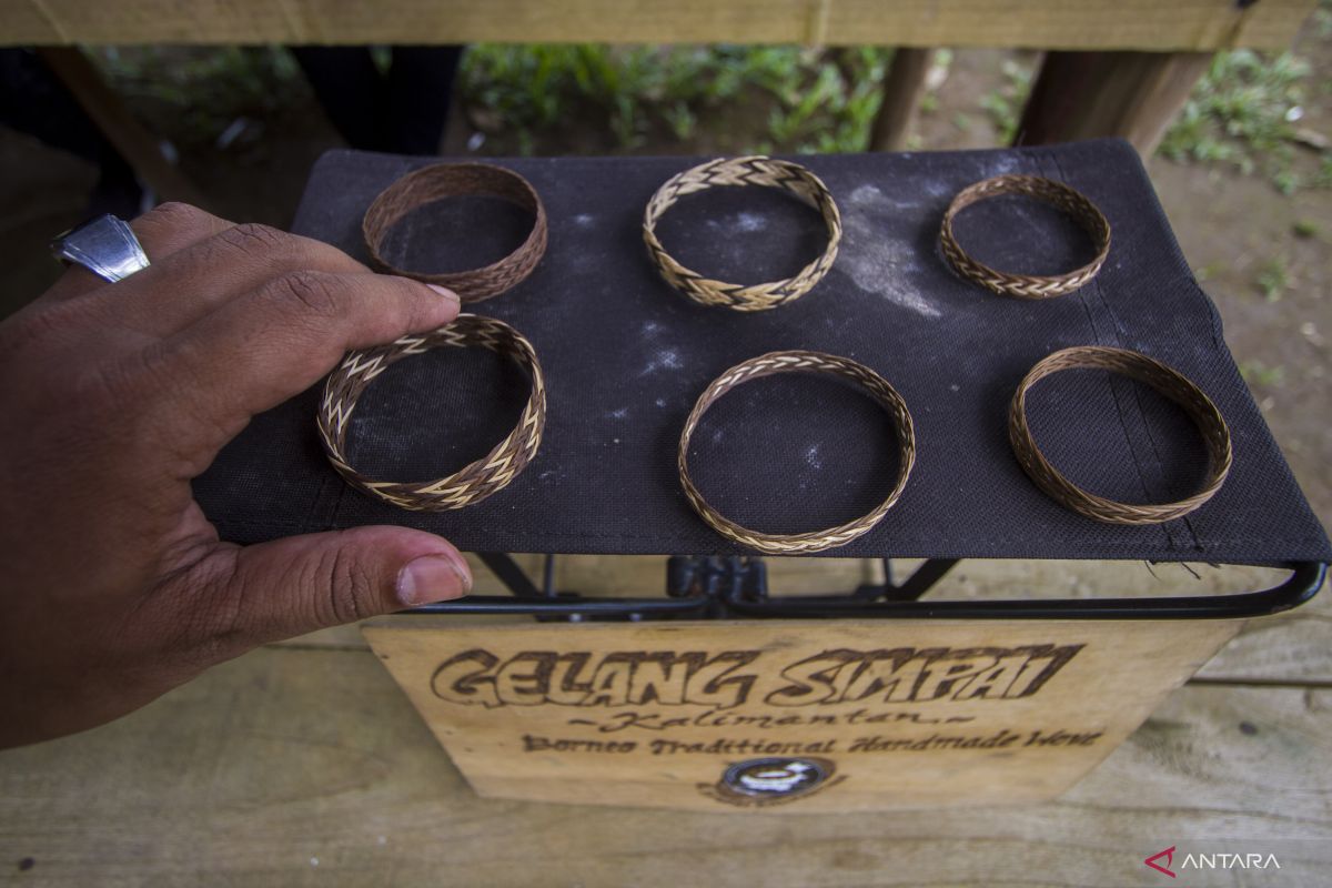 Kerajinan Gelang Simpai Khas Dayak Meratus - ANTARA News Kalimantan Selatan