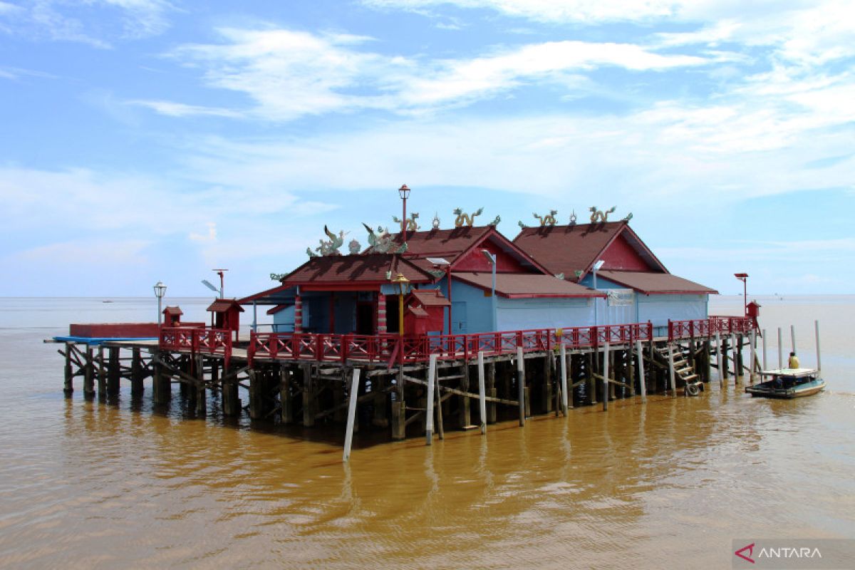 Kelenteng terapung di tengah laut - ANTARA News