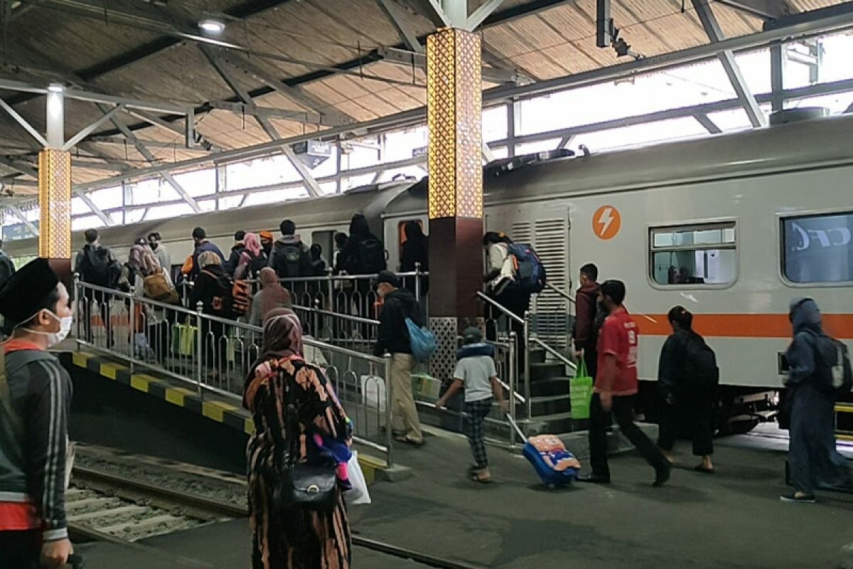 Sebanyak 21.310 penumpang KA berangkat dari Daop VI pada 7 Mei - ANTARA News Yogyakarta - Berita ...
