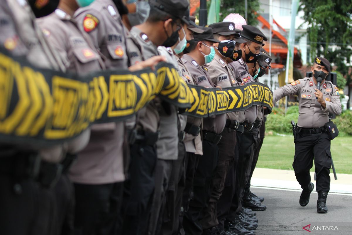 Latihan pengendalian pengunjuk rasa - ANTARA News Jawa Timur