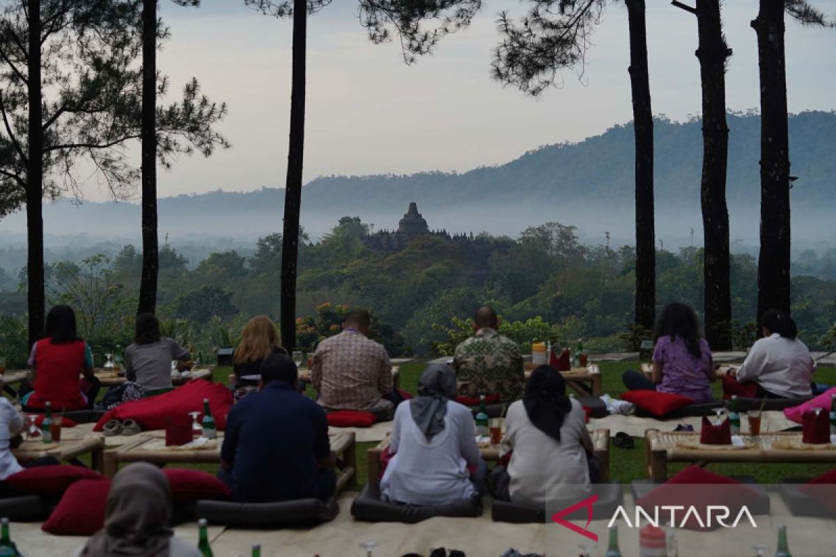 Mengagumi keindahan candi Borobudur dari bukit Dagi - ANTARA News