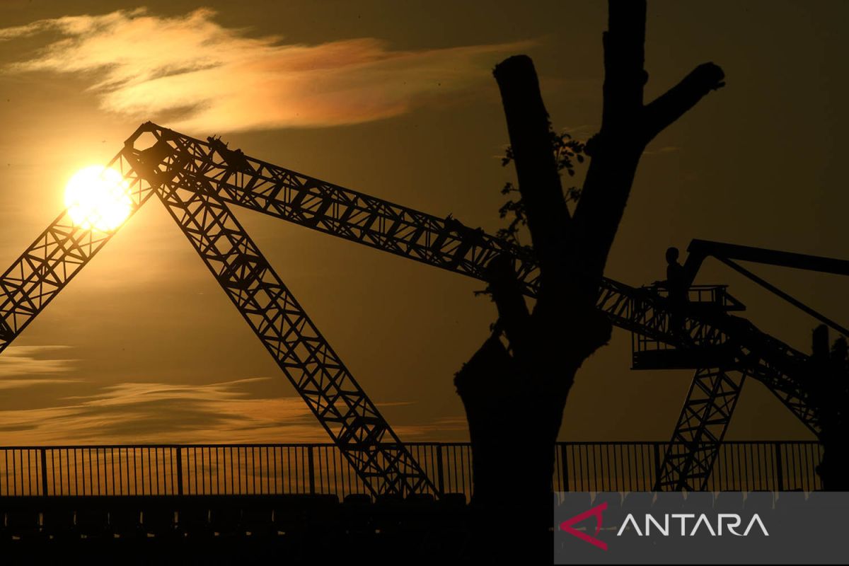 Perbaikan atap tribun penonton sirkuit Formula E - ANTARA News