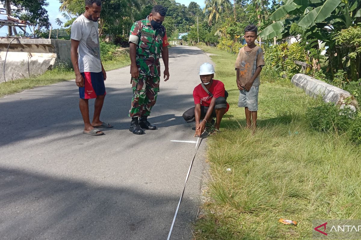 Koramil Biak Utara dampingi pekerja mengukur jalan - ANTARA News Papua Koramil Biak Utara dampingi pekerja mengukur jalan - ANTARA News Papua