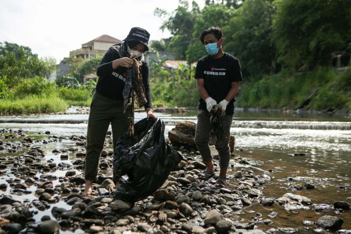 AKSI BERSIH SAMPAH DI SUNGAI CODE - ANTARA News Yogyakarta - Berita Terkini Yogyakarta