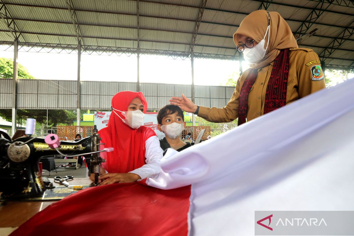 Menjahit bendera merah putih massal - ANTARA News Jawa Timur