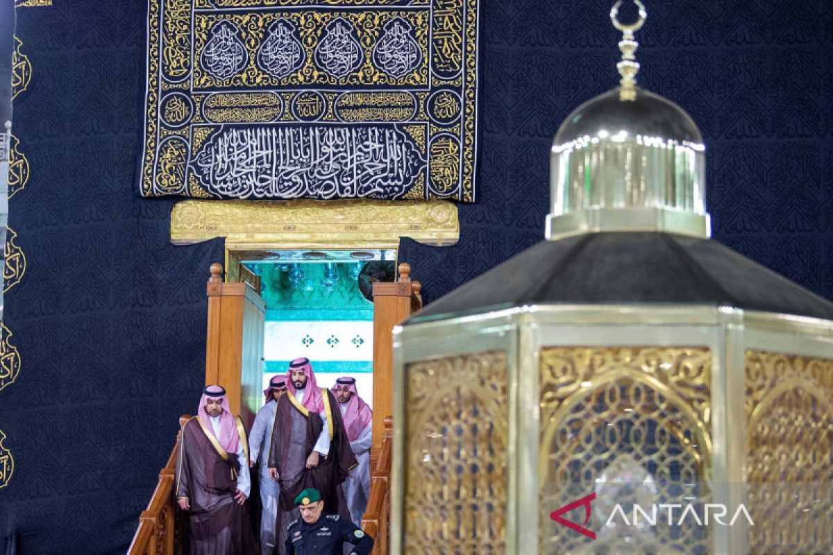 Putra Mahkota Saudi Mohammed Bin Salman Membersihkan Dan Mencuci Ka Bah