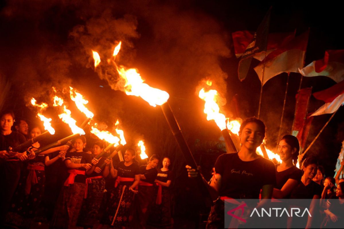 Semarak pawai obor HUT kemerdekaan RI di Bali - ANTARA News
