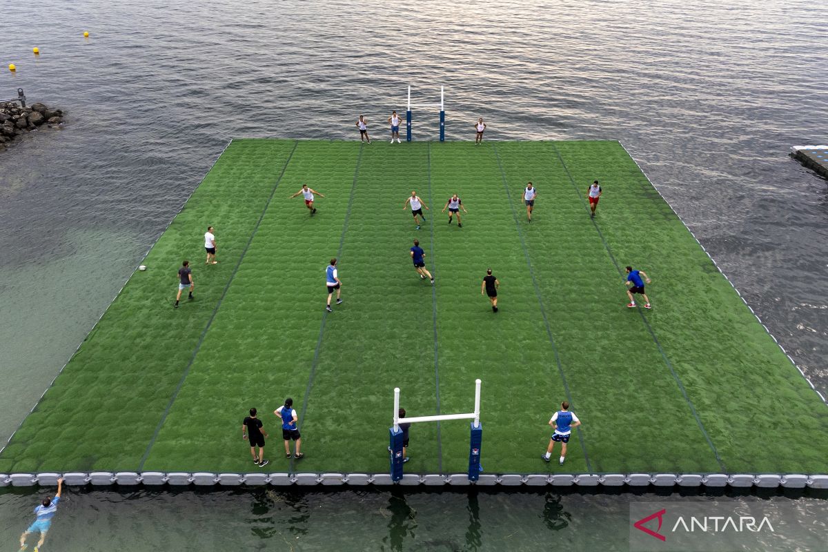 Main rugby di lapangan terapung - ANTARA News