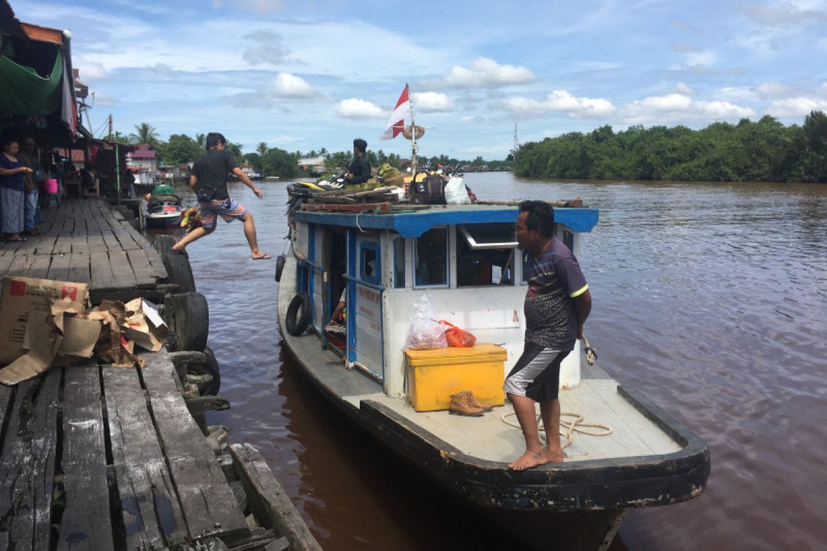 Aktivitas pedagang di Kubu saat kapal singgah - ANTARA News Kalimantan Barat