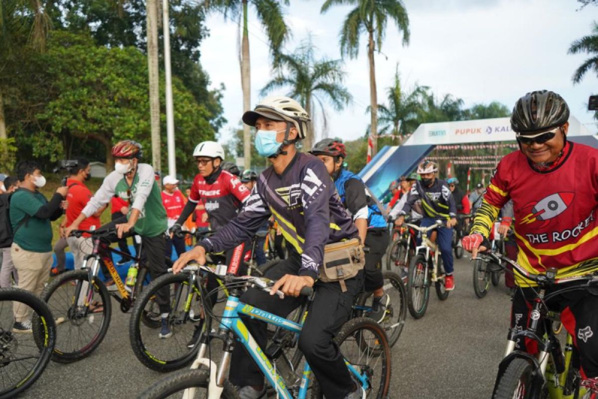 Ratusan peserta adu kreatif sepeda hias hingga kostum unik di Gowes Ceria PKT - ANTARA News ...