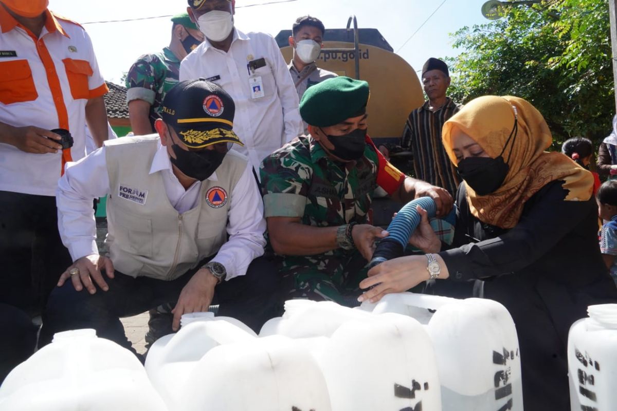 Mulai kekeringan, Pemkab Mojokerto salurkan bantuan air bersih - ANTARA News Jawa Timur