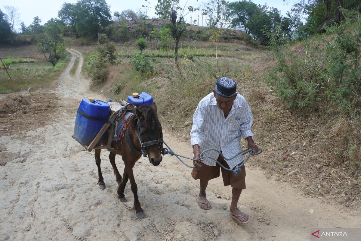 Distribusi air bersih ke wilayah kekeringan di Situbondo - ANTARA News Jawa Timur