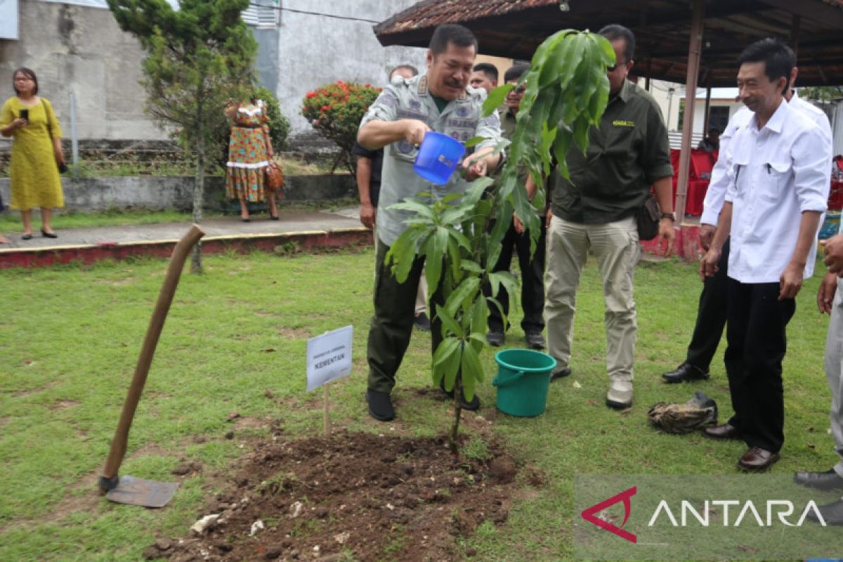 Kementan serahkan bibit holtikultura untuk jemaat GPIB Patmo Sabang - ANTARA News Aceh
