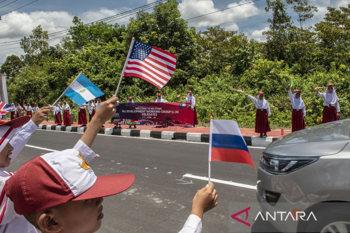 Siswa sambut delegasi Pertemuan Tingkat Menteri DWG G20 - ANTARA News Siswa sambut delegasi Pertemuan Tingkat Menteri DWG G20 - ANTARA News